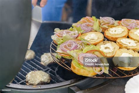 오픈 키 친 국제 음식 축제 이벤트에 야외 쇠고기 햄버거를 만드는 요리사 거리에 대한 스톡 사진 및 기타 이미지 거리 건강한 생활방식 고기 Istock