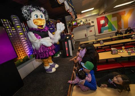 The Last Chuck E Cheese Animatronic Band In The World Los Angeles Times