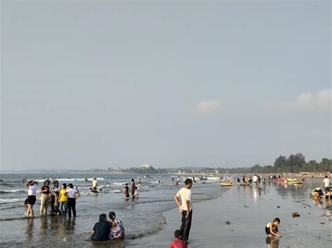 နှစ်သစ်ကူးရုံးပိတ်ရက် မဟာသင်္ကြန်အကြိုနေ့တွင် ချောင်းသာကမ်းခြေ၌ လာရောက်အပန်းဖြေသူများ စည်ကားမ