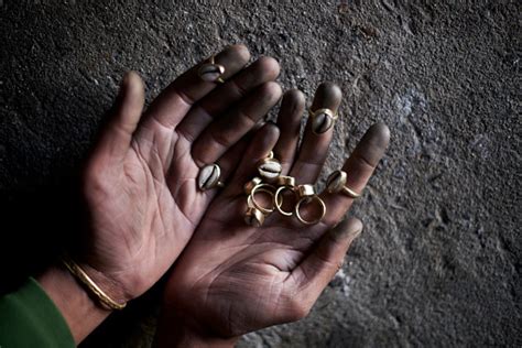 반지 손 및 보석 디자이너 또는 금세공 산업 장인 또는 보석 제조 장인 금 반짝이는 수제 골드 골동품 반지와 구슬 및 창조적 인