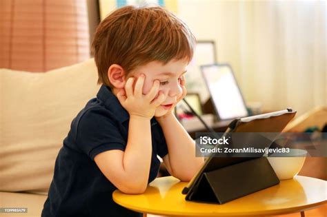 가정에서 침대에 태블릿 Pc를 사용 하는 아이 소파에 귀여운 소년은 만화를 보고 게임을 재생 하 고 노트북에서 학습 교육 재미 레저 행복 현대 컴퓨터 기술 및 통신 교육에