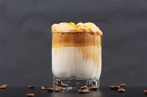 달고나 커피 아이스 한국산 트렌치 푹신한 크리미 휘핑 인스턴트 커피 0명에 대한 스톡 사진 및 기타 이미지 0명 갈색 거품 내기 Istock