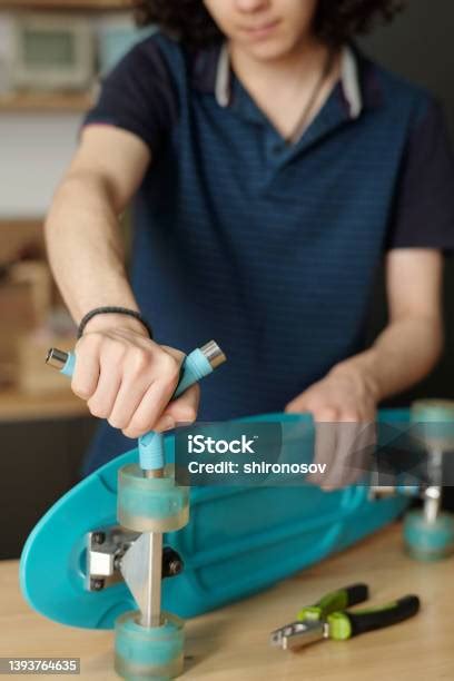 스케이트 보드의 바퀴를 고정하는 렌치 또는 스크루 드라이버가있는 십대 남자의 손 18 19세에 대한 스톡 사진 및 기타 이미지 18 19세 Diy Z세대 Istock