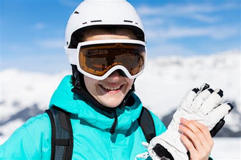 스키 휴일에 산에 있는 스키 리조트에서 스키를 타는 젊은 성인 여성 30 34세에 대한 스톡 사진 및 기타 이미지 30 34