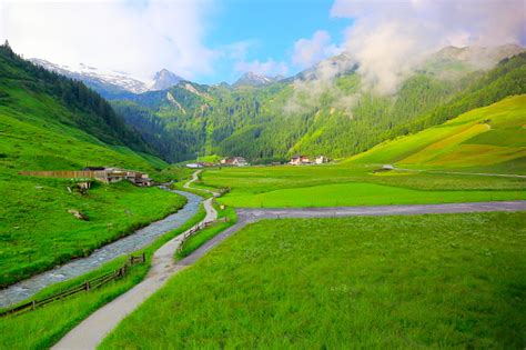 강 하천 및 Intertux장엄한 인스부르크 티 롤 눈 덮인 산맥 파노라마 및 목가적인 롤 밸리 메도우 오스트리아 칠러탈에 대한 스톡 사진 및 기타 이미지 Istock