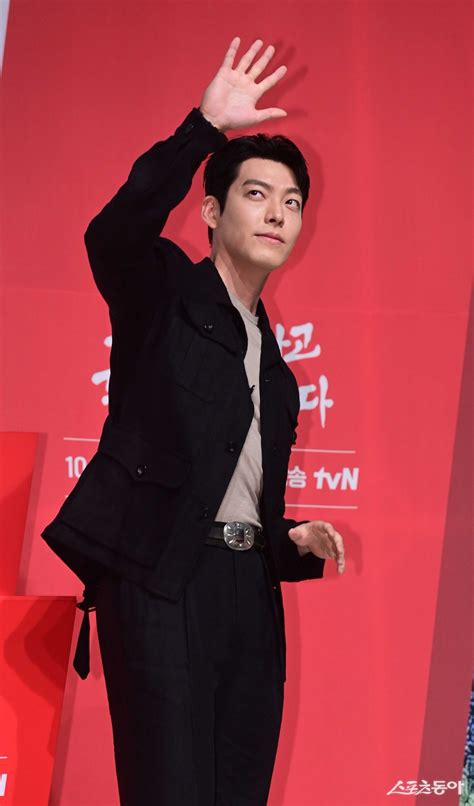 김우빈 태양을 피하고 싶어 [포토]｜스포츠동아