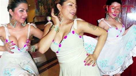 Bollywood Singers Controversial Oops Moment Kanika Kapoor Hard Kaur