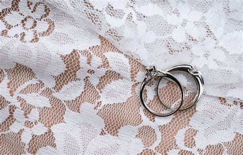 부드러운 초점과 배경에 빛을 통해 흰색 직물에 결혼 반지 결혼식에 대한 스톡 사진 및 기타 이미지 결혼식 구매 기술 Istock