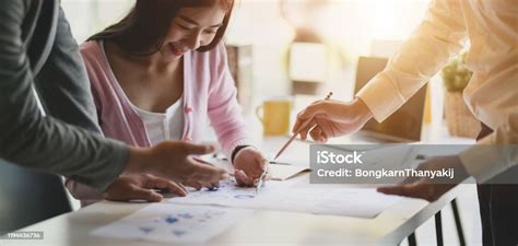 문서 및 논문과 함께 프로젝트를 논의하는 비즈니스 팀의 자른 샷 개념에 대한 스톡 사진 및 기타 이미지 개념 개념과 주제 기업 비즈니스 Istock