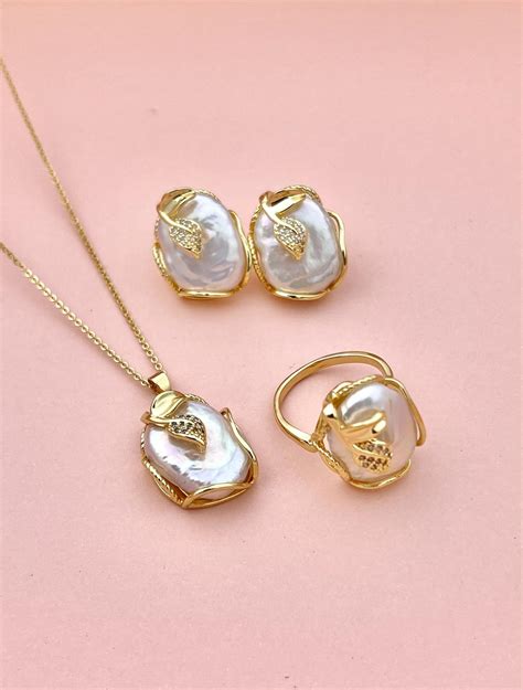 Molor 🏵 Сувд нь эмэгтэй хүний эрхэмсэг энхрий цэвэр ариун байдлыг илэрхийлдэг тул эрт дээр