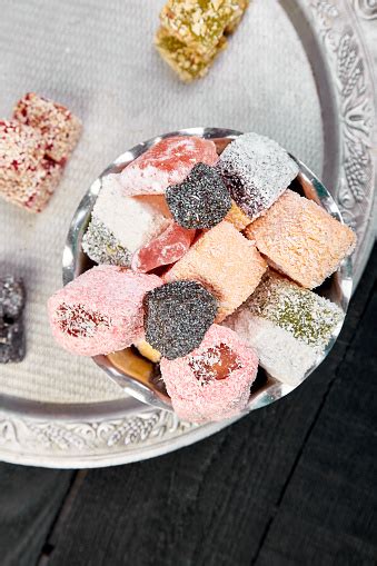 금속 트레이 블랙 배경에 전통적인 실버 그릇에 다양 한 터키 어 기쁨의 집합 중동 디저트 맨 위 보기 플랫 레이 가루로 빻은에 대한 스톡 사진 및 기타 이미지 Istock