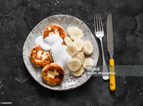 어두운 배경에 그리스 요구르트와 바나나를 곁들인 코티지 치즈 시르니키 상위 뷰 리코타에 대한 스톡 사진 및 기타 이미지 리코타 하이 앵글 0명 Istock