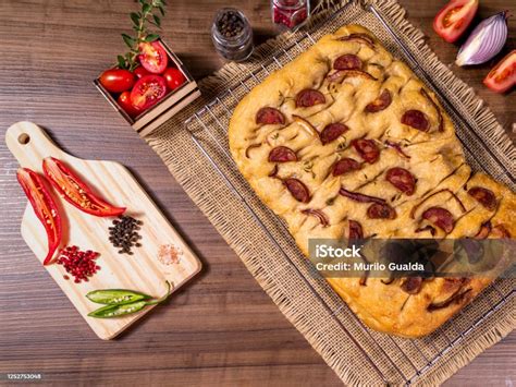 페퍼로니 체리 토마토 블랙 올리브 로즈마리 안도 양파를 곁들인 전통 이탈리아 포카치아 수제 플랫 브레드 포카치아 건강한 생활