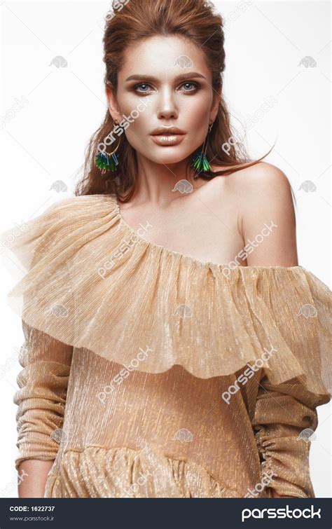 دختر زیبای سکسی با لب های حسی موهای مد روز لباس طلایی و لوازم جانبی صورت زیبایی عکس گرفته شده در