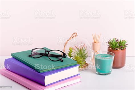 멀티 컬러 책 스택 집 식물 다육 식물과 향기로운 촛불과 막대기 세계 도서의 날 배경 다채로운 책과 홈 인테리어 장식의 스택과 정물 생활 0명에 대한 스톡 사진 및 기타
