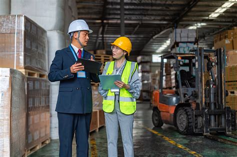 두 명의 아시아 창고 직원이 물류 창고 감사 및 재고 관리 표준 작업을 수행하고 있습니다 25 29세에 대한 스톡 사진 및 기타 이미지 25 29세 2명 35 39세