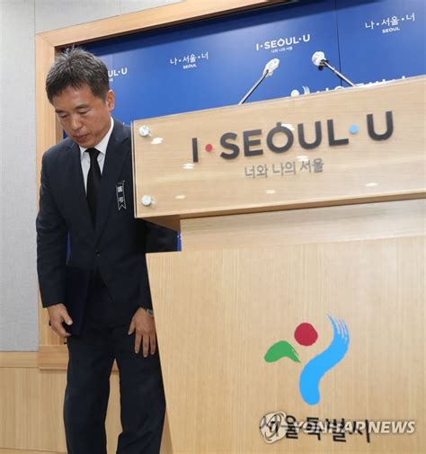 인사하는 서정협 서울시장 권한대행 연합뉴스