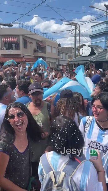 아르헨티나 우승기념 거리축제 가슴노출 상의탈의 움짤야동 아르헨 검색 야동티비