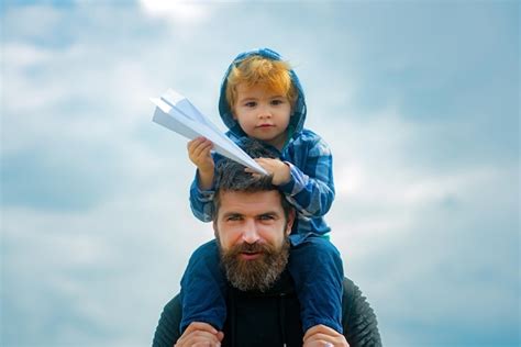 Vacaciones Familiares Y Unión Padre E Hijo Juntos Papá E Hijo Sonriendo