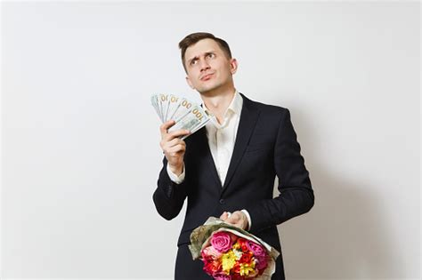 현금 돈 달러 흰색 배경에 고립의 아름 다운 장미 꽃의 부케와 함께 소송에 충격된 슬픈 남자 성 발렌타인의 날 국제 여성의 날 생일 휴가 개념 14에 대한 스톡 사진 및