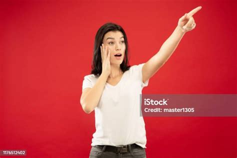 빨간 배경에 백인 젊은 여자의 반 길이 초상화 갈색 머리에 대한 스톡 사진 및 기타 이미지 갈색 머리 개념 광고 Istock