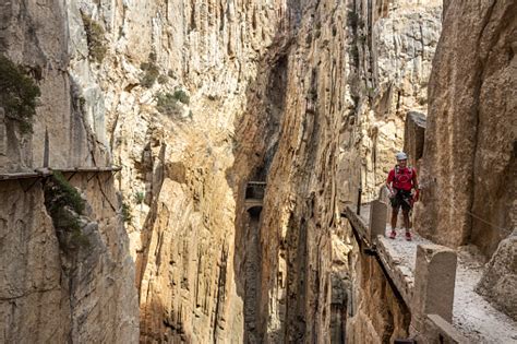 오래된 카미니토 델 레이의 한 등반가가 놀라운 풍경과 경외심을 가진 협곡 내부의 놀라운 트레킹 모험을 하는 위험한 길 가파른에 대한 스톡 사진 및 기타 이미지 Istock