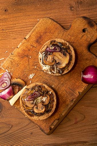 오래된 나무 소박한 배경에 버섯 캐러멜화 된 붉은 양파와 치즈를 곁들인 타르트 0명에 대한 스톡 사진 및 기타 이미지 0명 가정 주방 가정의 방 Istock
