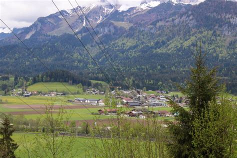 경치 경치가 좋은 고산 마을 고산 풍경 고요한 골짜기 구름 그림 같은 나무 줄 녹색 언덕들 농업 농촌의 높은 경치 눈 덮인 봉우리 마을 마을 생활
