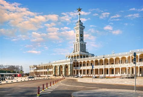 모스크바의 첨탑에 별과 새로운 강 역의 건물 비문 모스크바 볼가 모스크바에 대한 스톡 사진 및 기타 이미지 모스크바 모스크바 강 역 해변 Istock