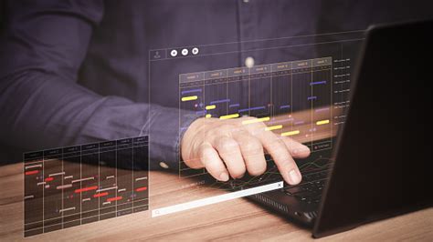 비즈니스 분석 및 데이터 관리 시스템에서 기술 컴퓨터를 사용하여 데이터베이스에 연결된 Kpi 및 메트릭으로 보고서를 작성하는 사람 운영 계획 마케팅을 위한 기업 전략 가상
