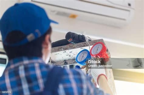 에어컨 장치를 수리하는 젊은 수리공의 뒷모습 고객 집에 에어컨을 설치하는 기술자 유지 보수 및 수리 개념 에어컨에 대한 스톡 사진 및 기타 이미지 Istock