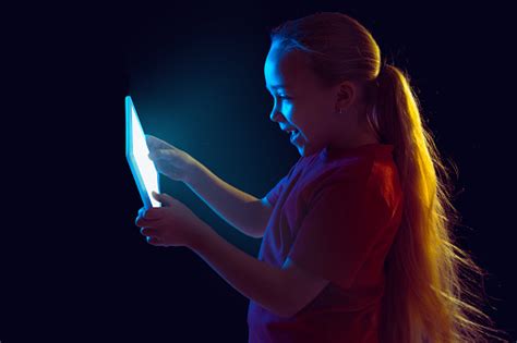 네온 빛에 어두운 스튜디오 배경에 고립 된 백인 소녀의 초상화 개념에 대한 스톡 사진 및 기타 이미지 개념 광고 귀여운 Istock