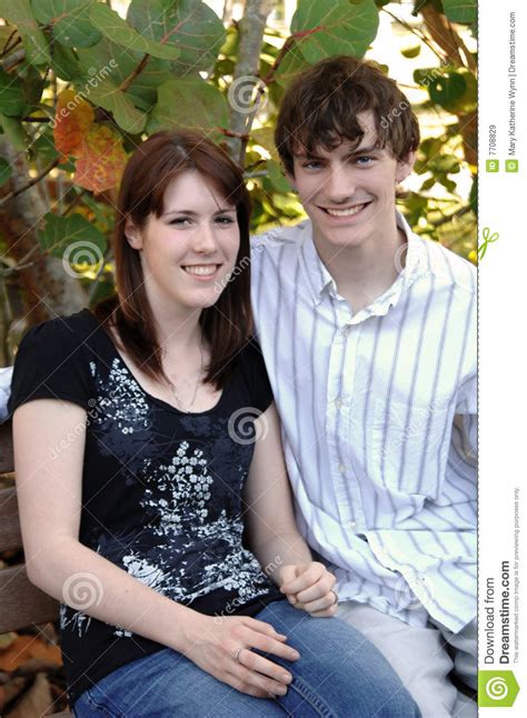 Pares Jovenes Felices En Banco De Parque Imagen De Archivo Imagen De Vida Cierre