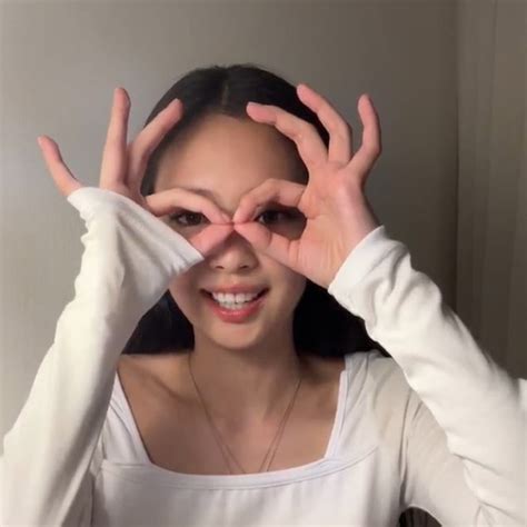 [잡담] 제니가 난시가 있음을 밝히며 한 포즈 인스티즈 Instiz 연예 카테고리