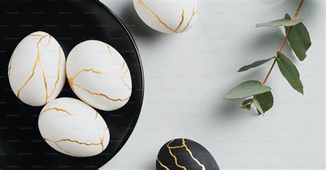 대리석 배경에 황금 금속으로 장식 된 현대적인 스타일의 부활절 달걀 플랫 레이 평면도 수직 사진 Unsplash의 개념 이미지