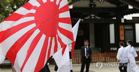 [르포] 올해도 반성 목소리 없이…욱일기 펄럭인 패전일 日야스쿠니