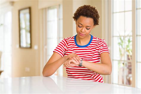 젊은 아름 다운 아프리카 계 미국인 여자 에 홈 체크 시간 에 손목 시계 편안 하 고 자신감 긴급 개념에 대한 스톡 사진 및 기타 이미지 Istock