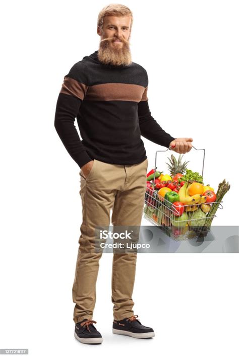 과일과 채소를 곁들인 장바구니를 들고 있는 수염을 기르는 남자의 전체 길이 초상화 30 34세에 대한 스톡 사진 및 기타 이미지 30 34세 건강한 식생활 고객