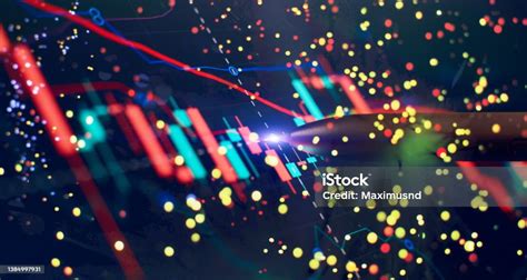 화면의 가격 차트 와 펜 표시기 파란색 화면 테마의 빨간색과 녹색 촛대 차트 시장 변동성 상승 추세 및 하락 추세 배달에 대한