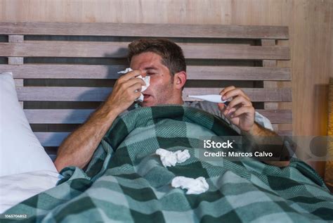 아픈 낭비 하 고 지친 젊은이 조직 바이러스와 국내 의료 및 Grippe 개념 두통 느낌 몸이 고통 감기와 독감 재채기 코 거짓말 집 침대에서 30 39세에 대한 스톡 사진