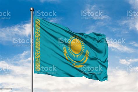흰 구름 푸른 하늘에 대 한 바람에 물결치는 카자흐스탄의 국기 카자흐어 플래그입니다 구름에 대한 스톡 사진 및 기타 이미지 구름 국가 국기 Istock