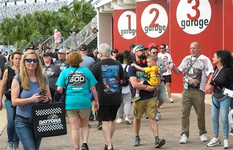 Daytona Speedway Capacity How Many People Are At Daytona 500