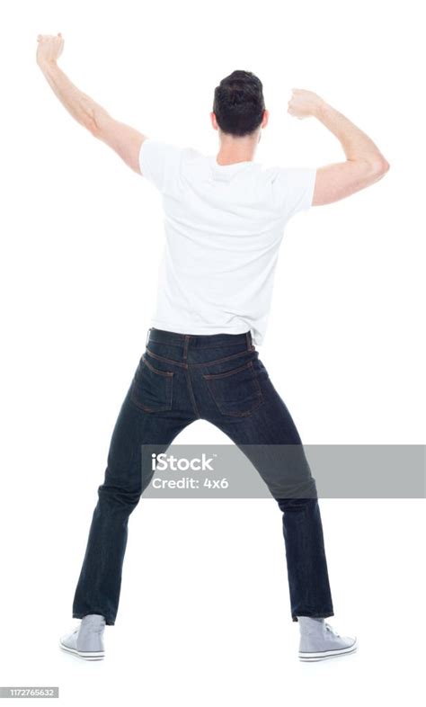 전체 길이1 남자 만후면 보기 3039 세 성인 잘 생긴 사람들 백인 남성젊은 남자 춤쾌활 한 청바지를 입고 흰색 배경 앞에서 운동쾌활 한미소멋진 태도 춤에 대한 스톡 사진