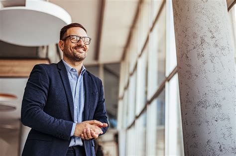 현대적인 사무실 환경에서 밝게 미소 짓는 자신감 넘치는 사업가 35 39세에 대한 스톡 사진 및 기타 이미지 35 39세