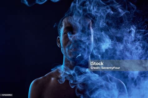 큰 연기 구름 뒤에 숨어있는 젊은 아프리카 계 미국인 남자 연기 물리적 구조에 대한 스톡 사진 및 기타 이미지 연기 물리적 구조 흡연 청소년기 Istock