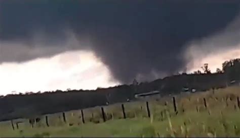 Un Tornado Provocó Destrozos En Paraguay