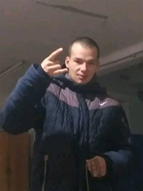 Парень любит свою девушку зайку