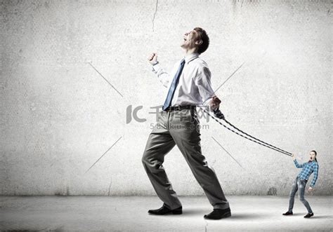 商人正在努力解决途中出现的问题高清摄影大图 千库网