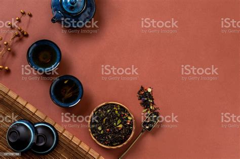 갈색 배경에 블루 주전자 차 한 잔과 차 잎 뜨거운 허브 차는 테이블의 주전자에 있습니다 공간을 복사합니다 0명에 대한 스톡 사진 및 기타 이미지 Istock