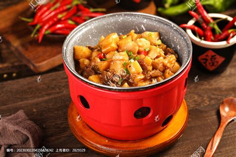 红钵土豆烧牛腩 中国菜系 食品餐饮 摄影素材 汇图网www huitu